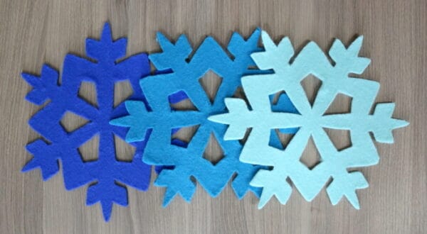 How to Make a Felt Ombre Snowflake Trivet for the Dinner Table