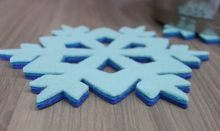 How to Make a Felt Ombre Snowflake Trivet for the Dinner Table