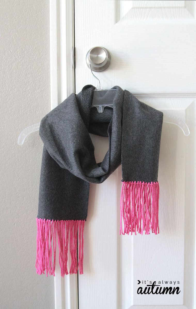 Warm Up with 20 Handmade Scarf Tutorials and Patterns